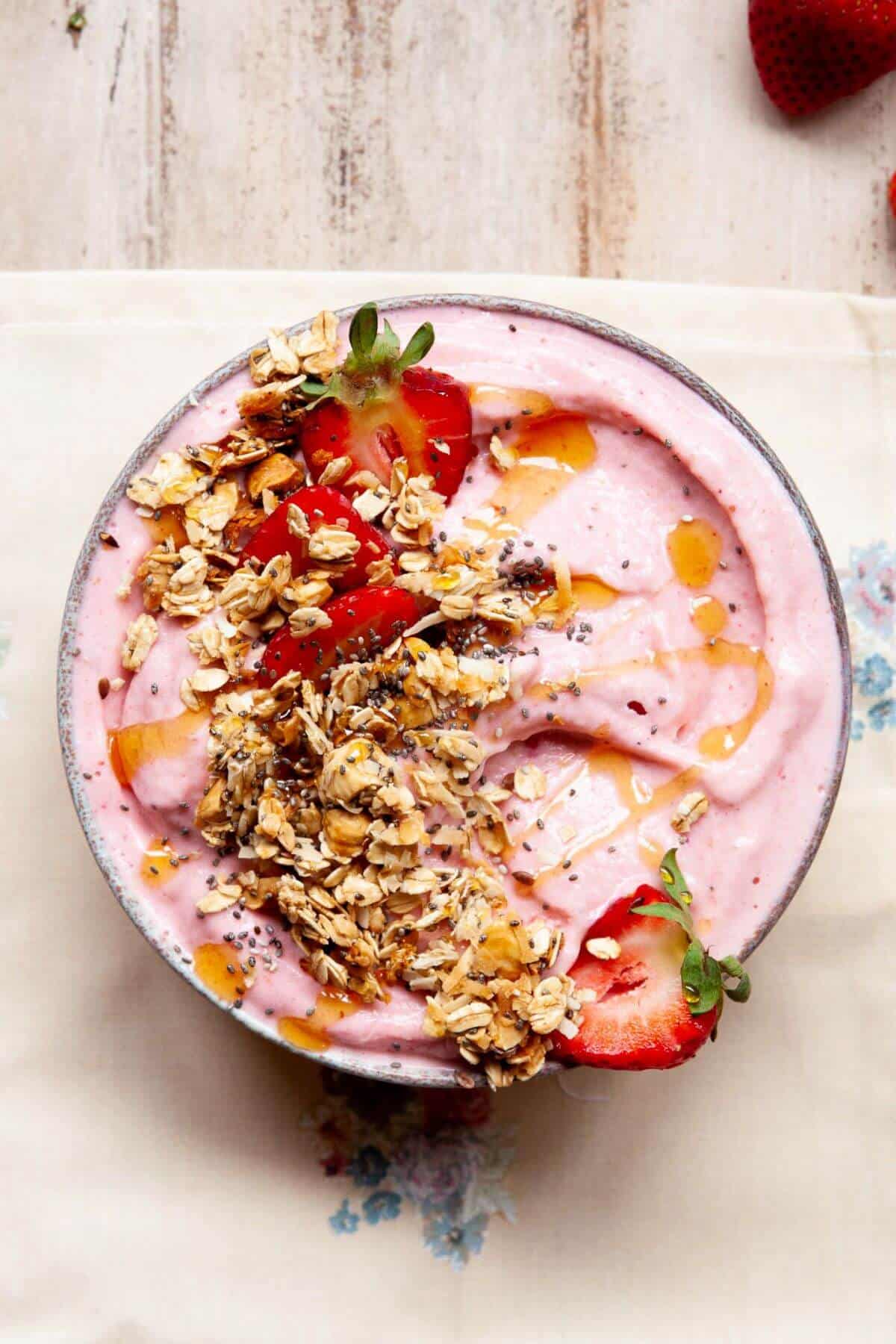 Strawberry Smoothie Bowl - Healthful Blondie